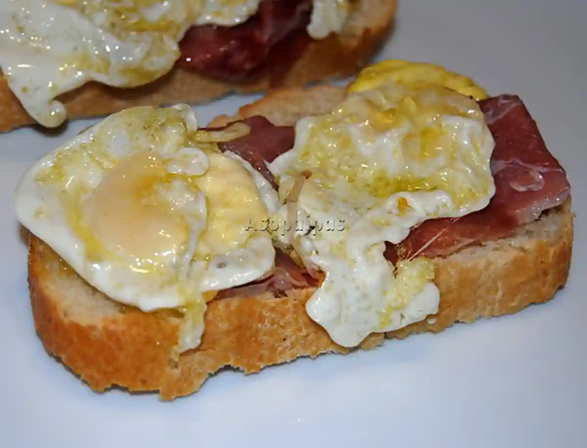 Receta de las Tostadas con Jamón Serrano y Huevo de Codorniz